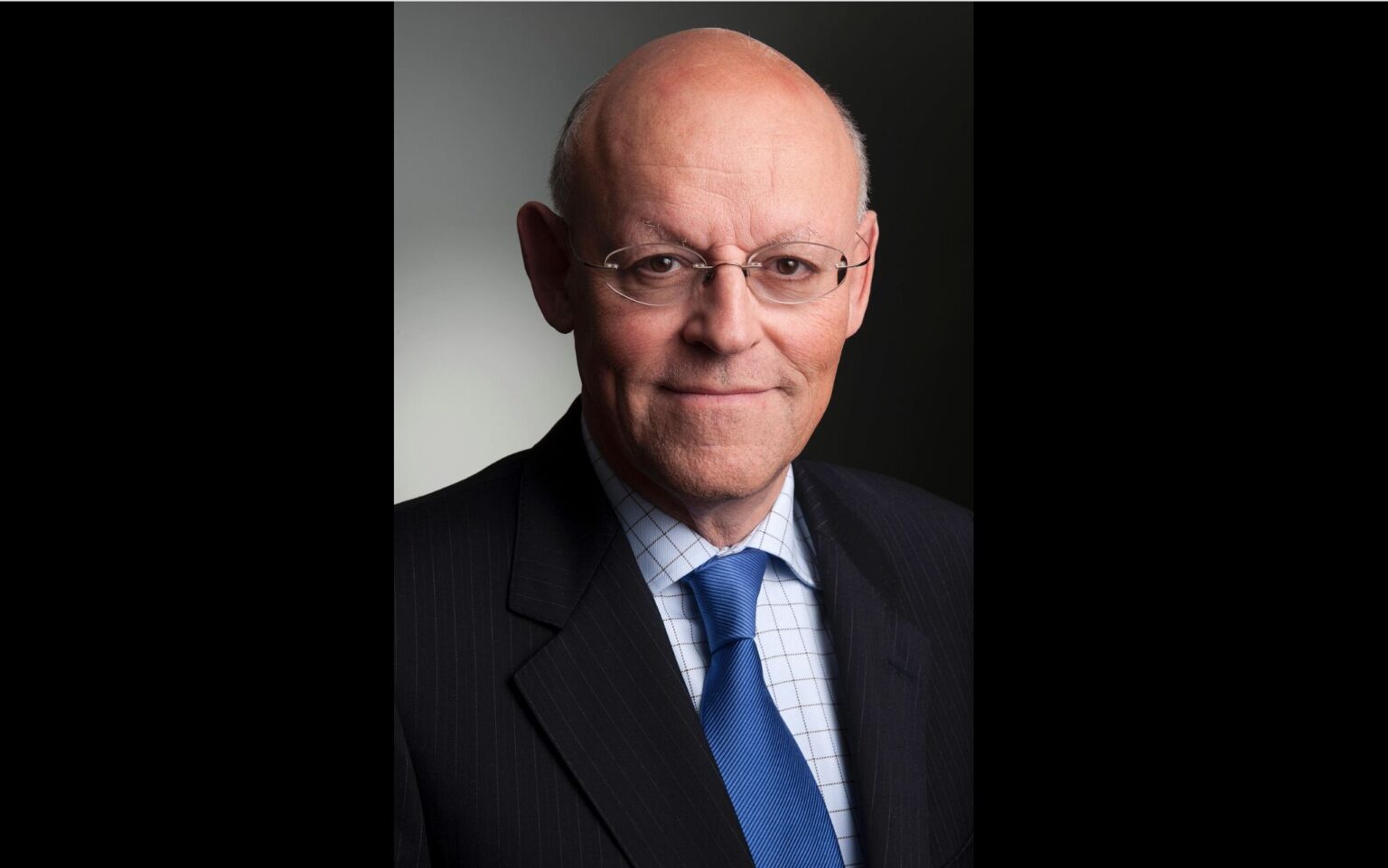 Rosenthal en andere Joodse alumni geven bul aan UvA terug - Jonet.nl